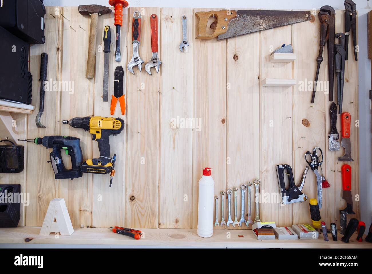 Traditional carpenter workshop with its wealth of tools and wood Stock ...