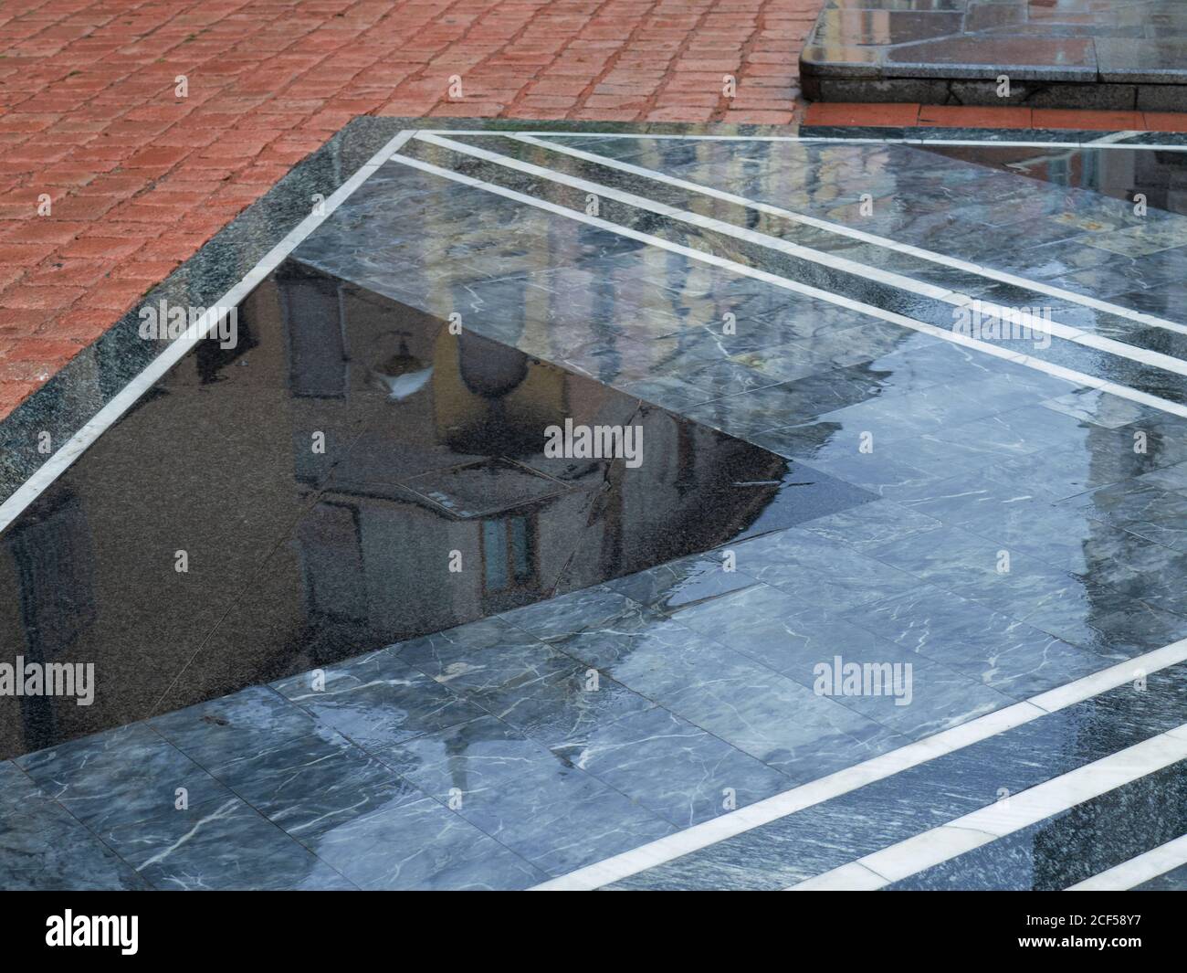Wet pavement reflected building hi-res stock photography and images - Alamy