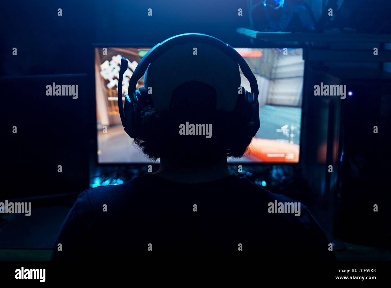 Man dark room screen light game hi-res stock photography and images - Alamy