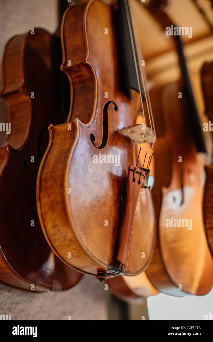 Handmade violins hi-res stock photography and images - Alamy