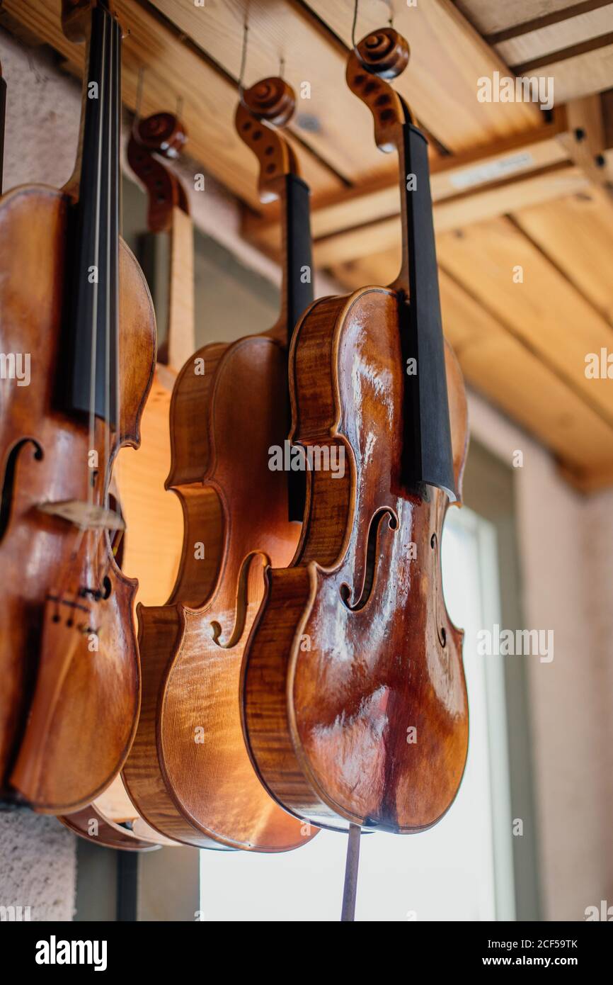 Handmade violins hi-res stock photography and images - Alamy