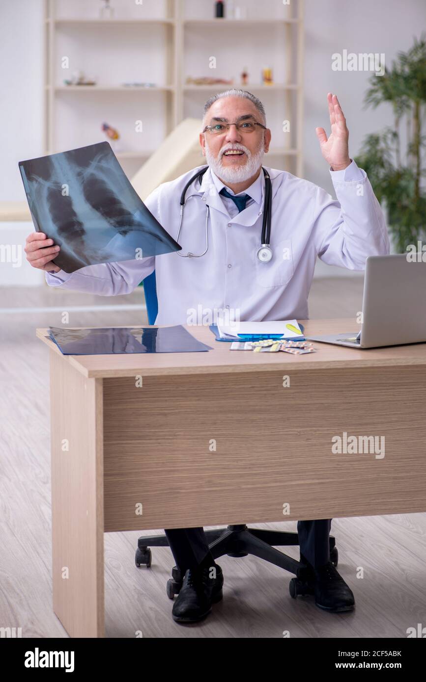 Old experienced doctor working hi-res stock photography and images - Alamy