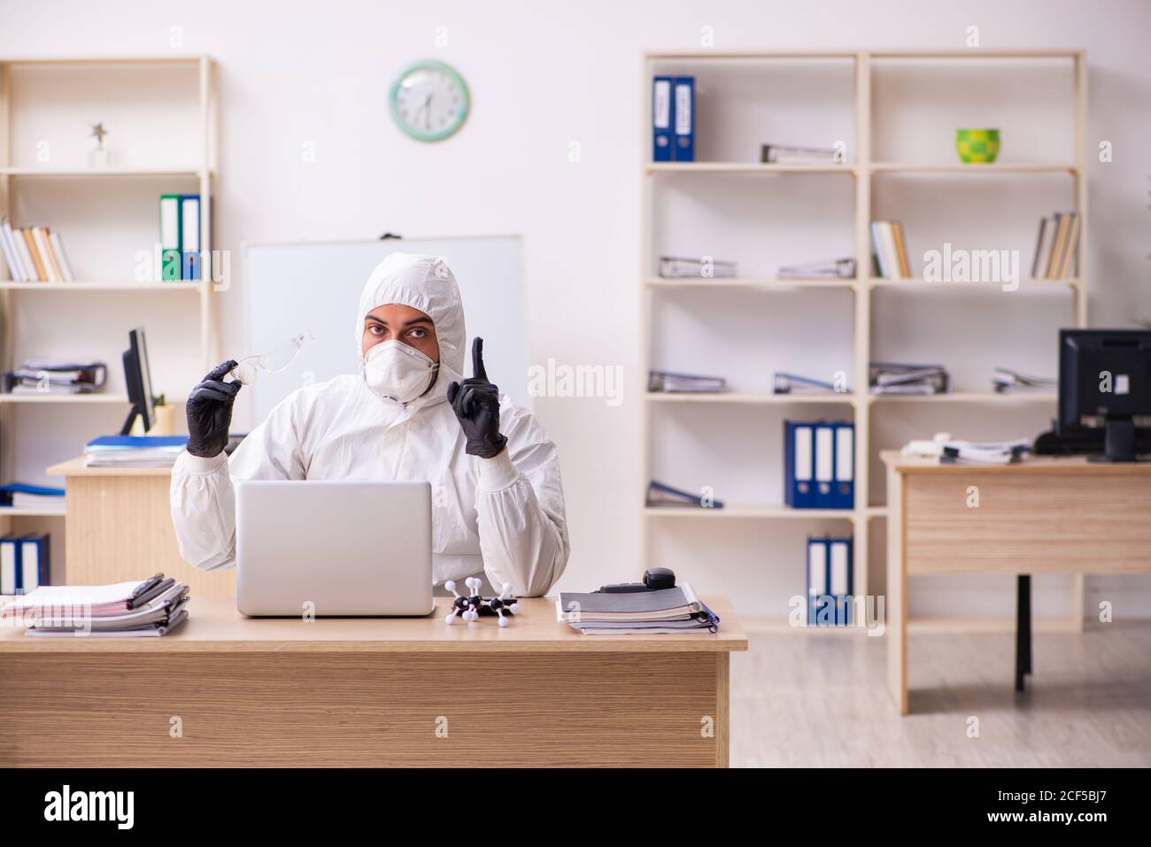 Office worker working in the quarantine self-isolation Stock Photo - Alamy