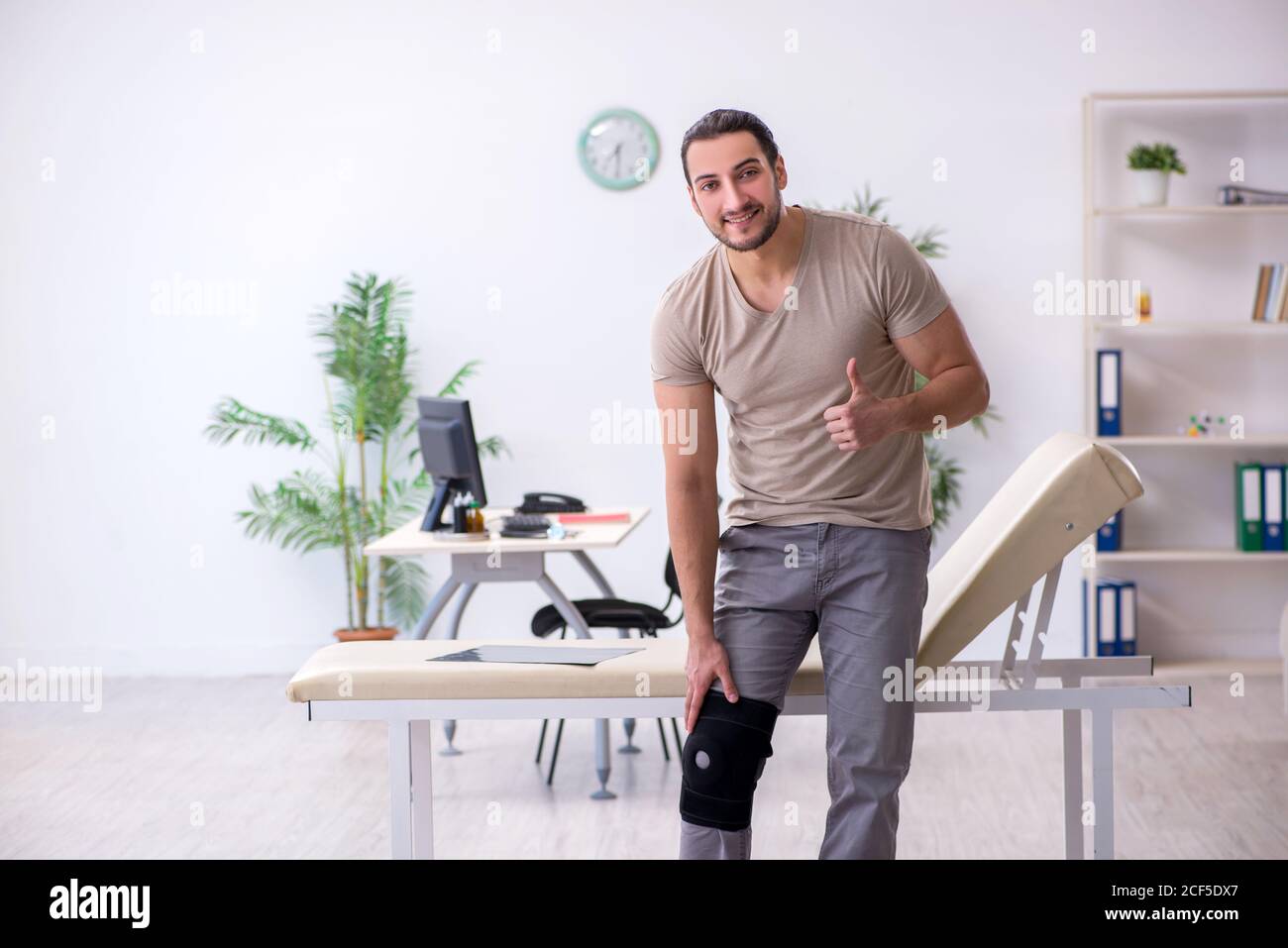 Young leg injured man in hospital Stock Photo - Alamy