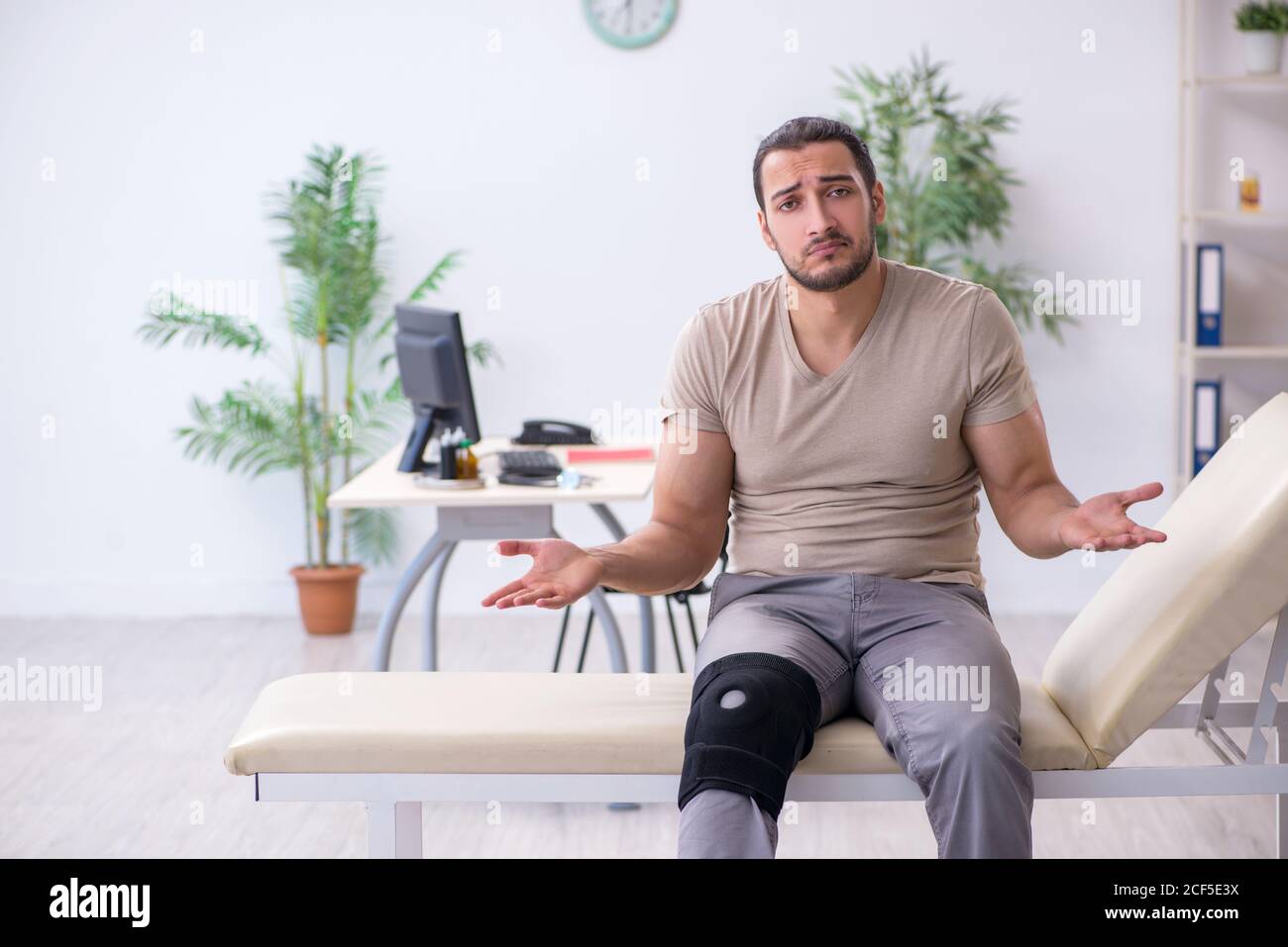 Young leg injured man in hospital Stock Photo - Alamy