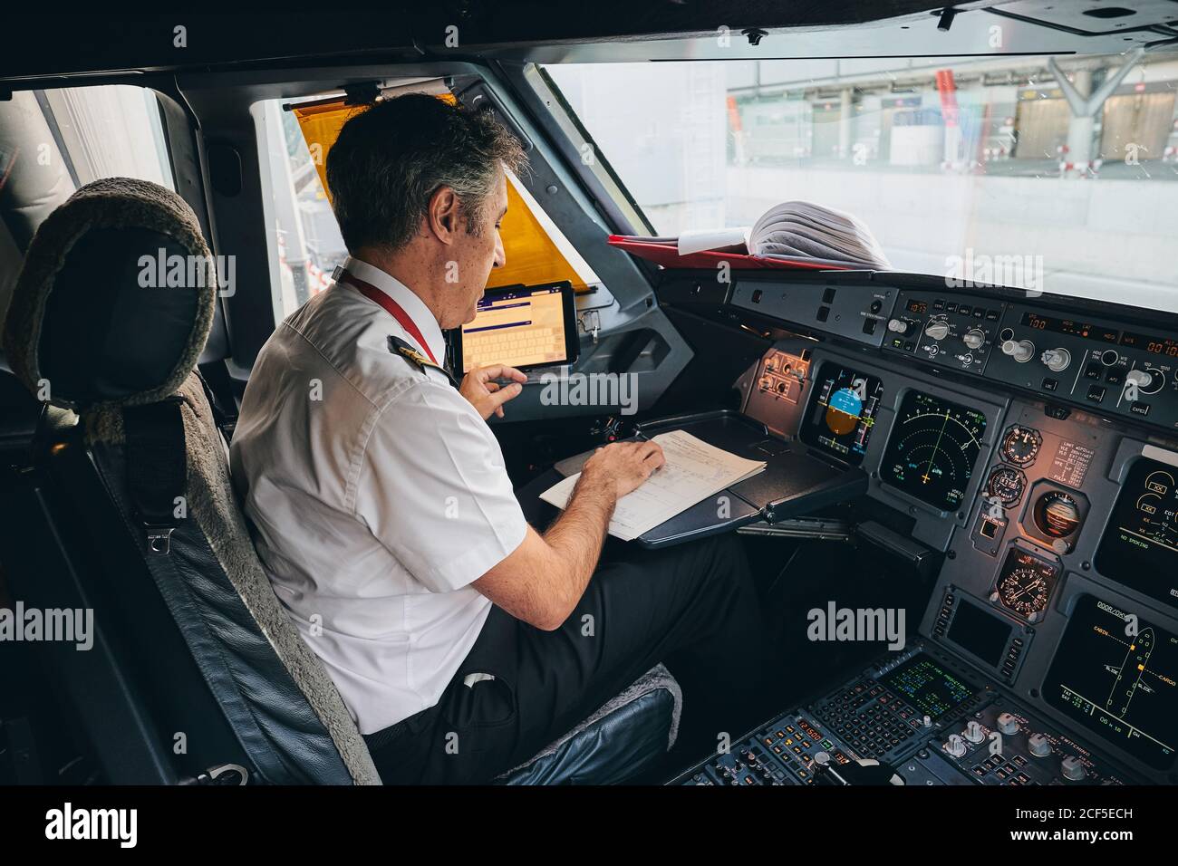 Male cabin crew hi-res stock photography and images - Alamy