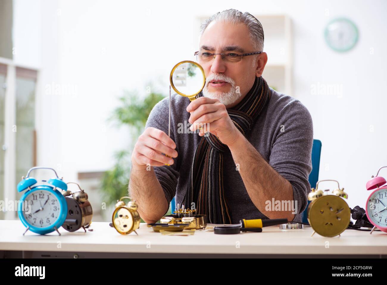 Watchmaker magnifier hi-res stock photography and images - Alamy