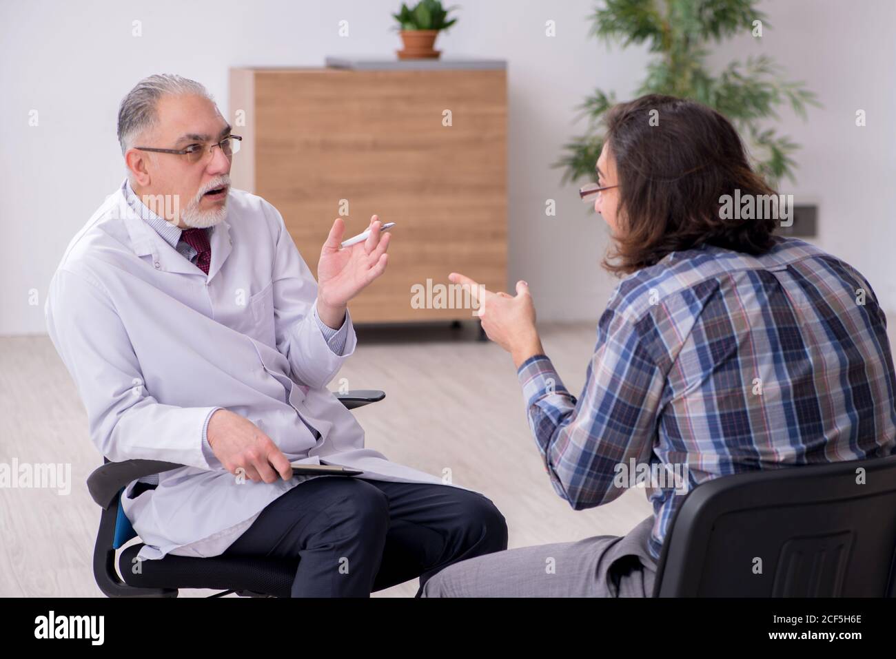 Doctor visiting patient in the hospital ward Stock Photo - Alamy