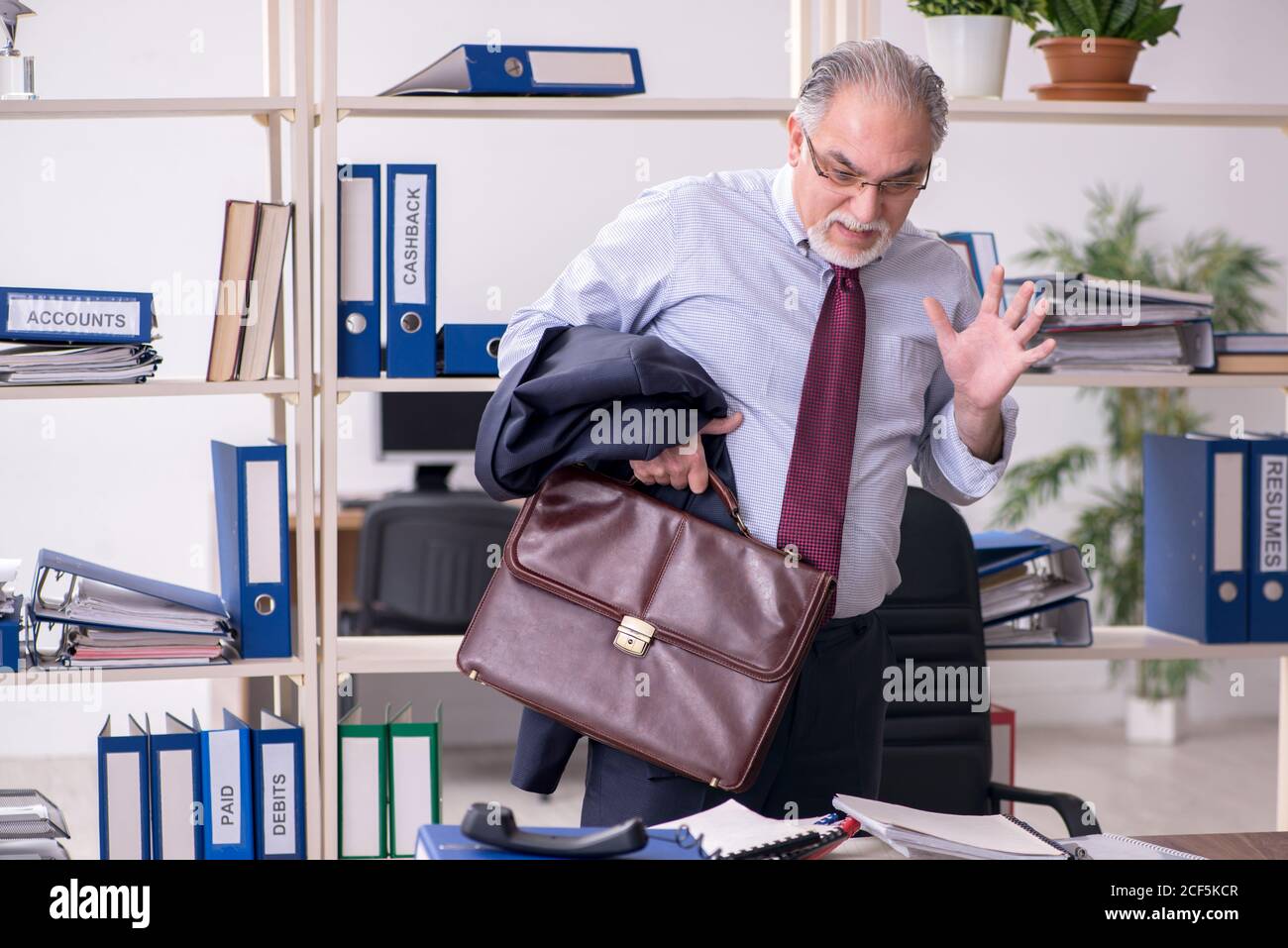 Old man waving goodbye hi-res stock photography and images - Alamy