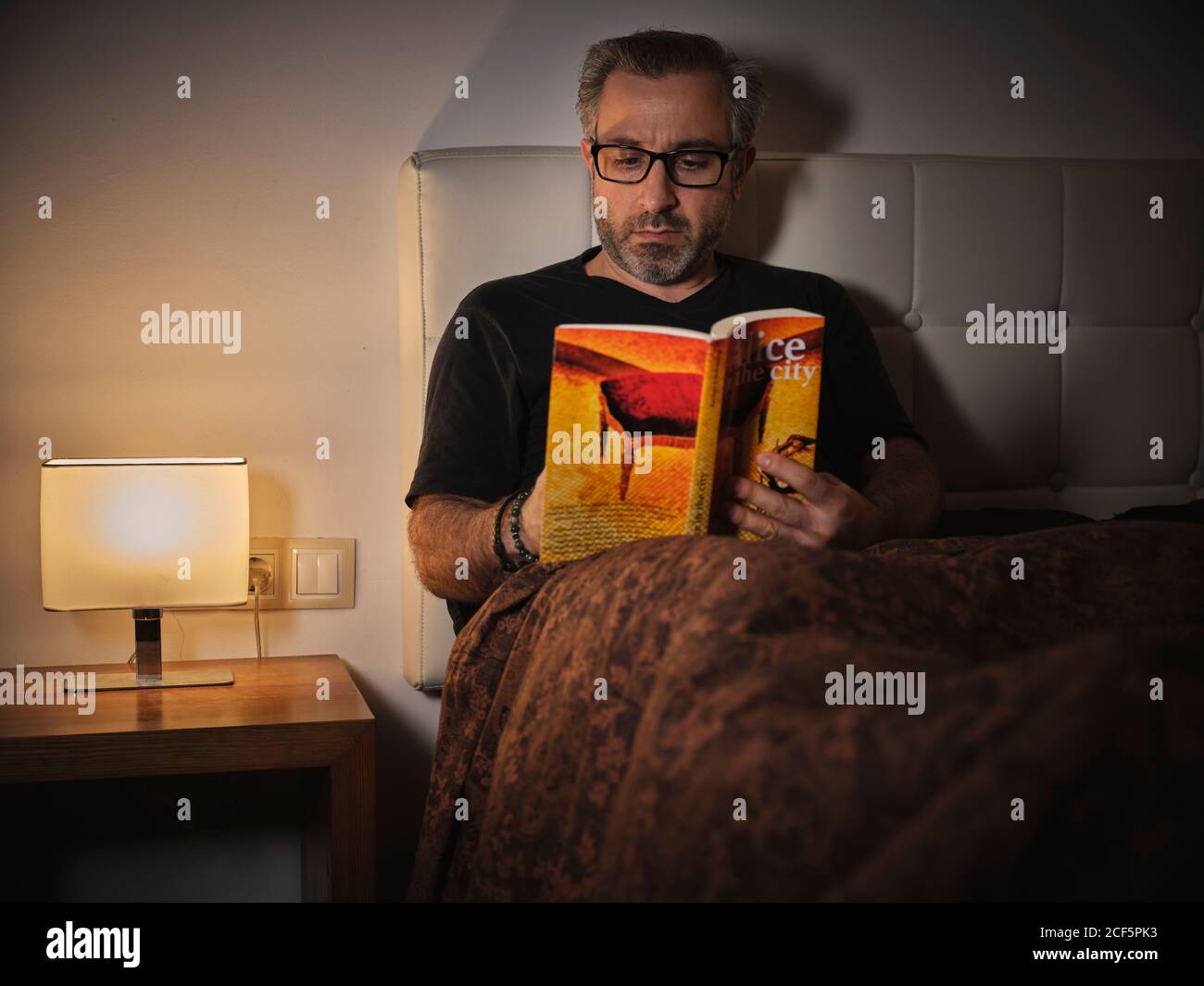 Reading before bed hi-res stock photography and images - Alamy