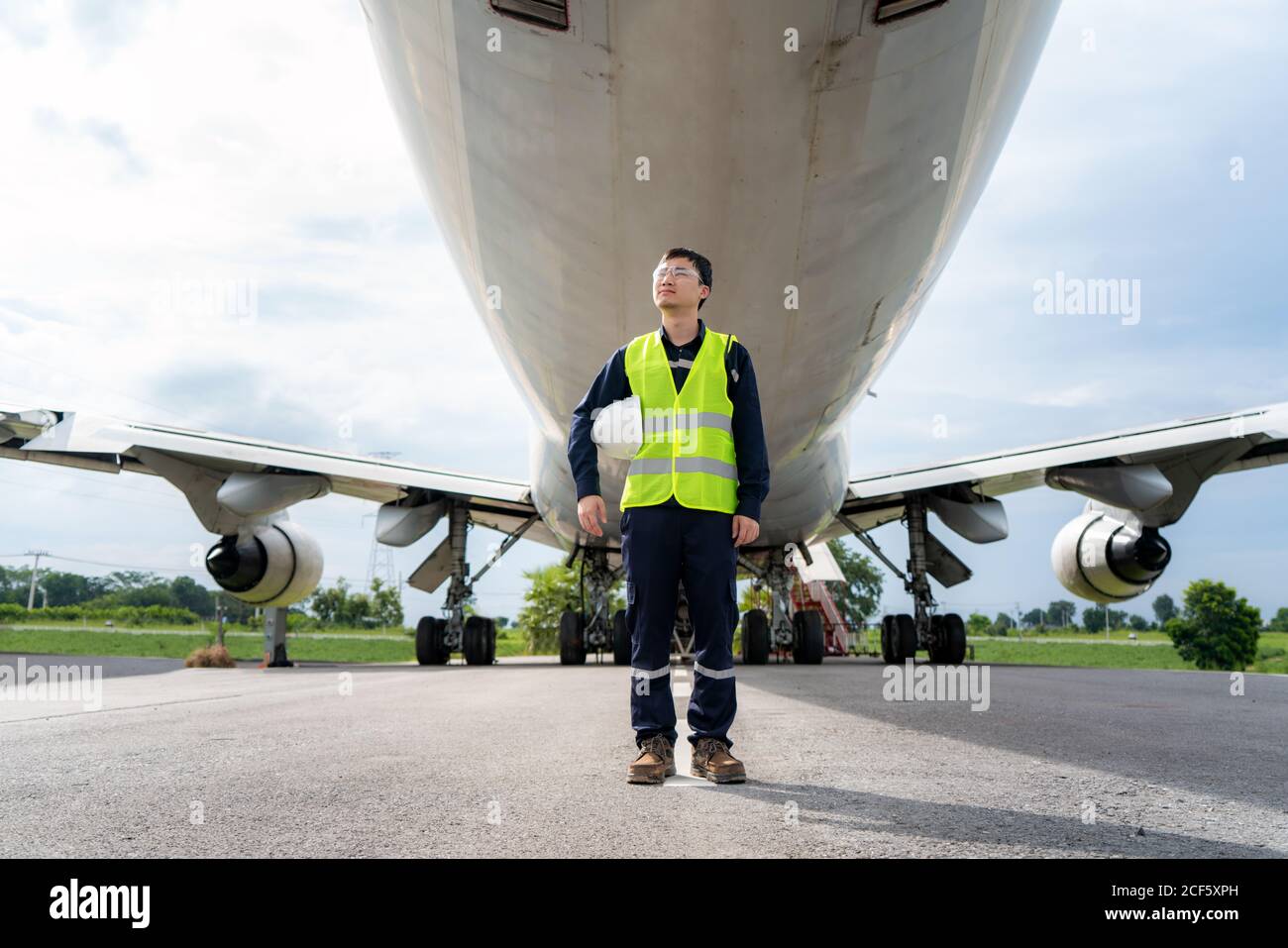 Aircraft maintenance engineer hi-res stock photography and images - Alamy
