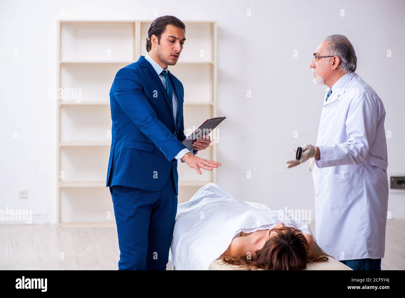 Police coroner examining dead body corpse in the morgue Stock Photo - Alamy