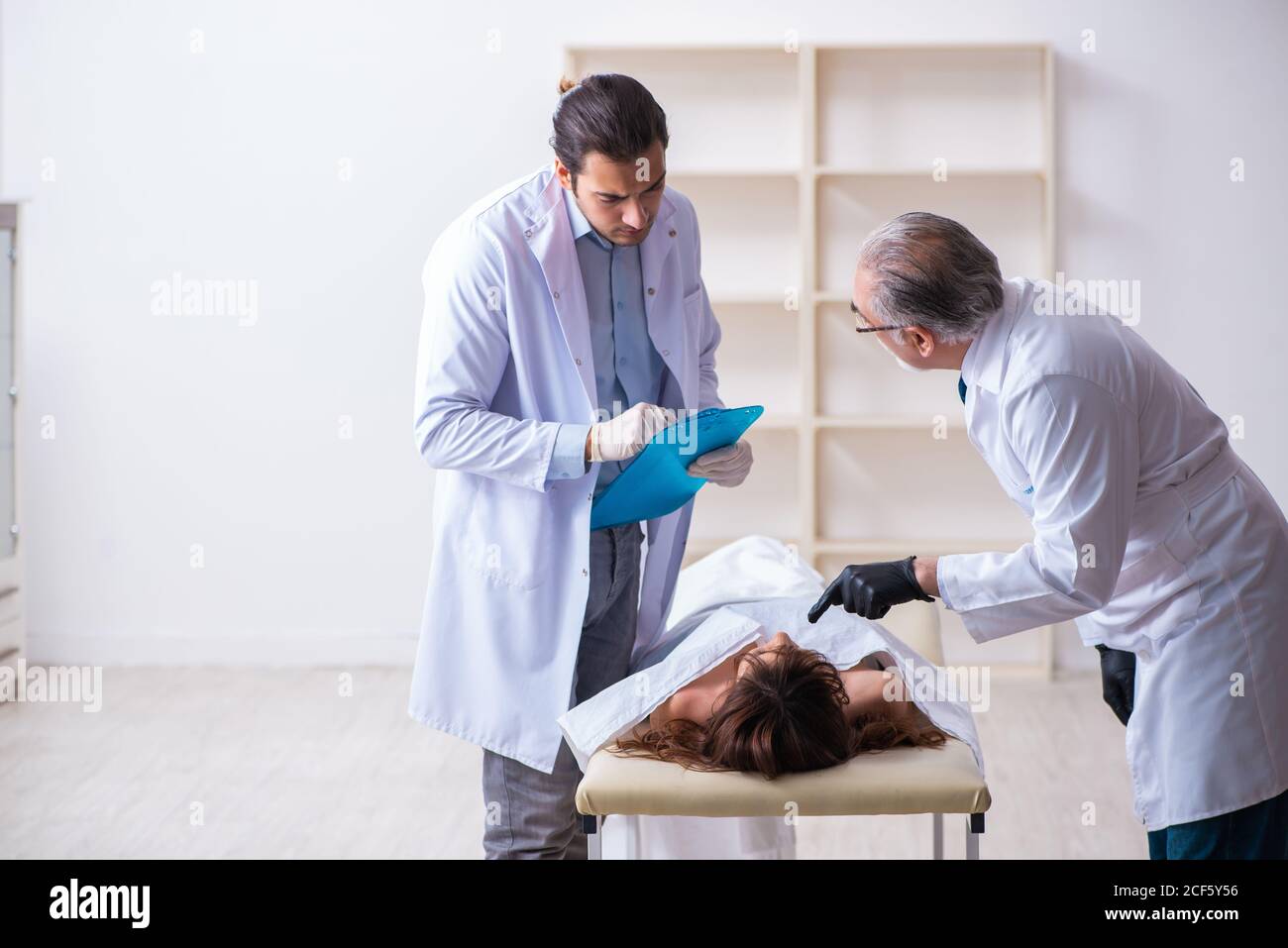 Police coroner examining dead body corpse in the morgue Stock Photo - Alamy