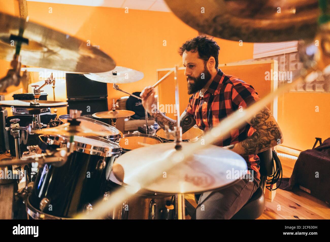 Studio playing hi-res stock photography and images - Alamy