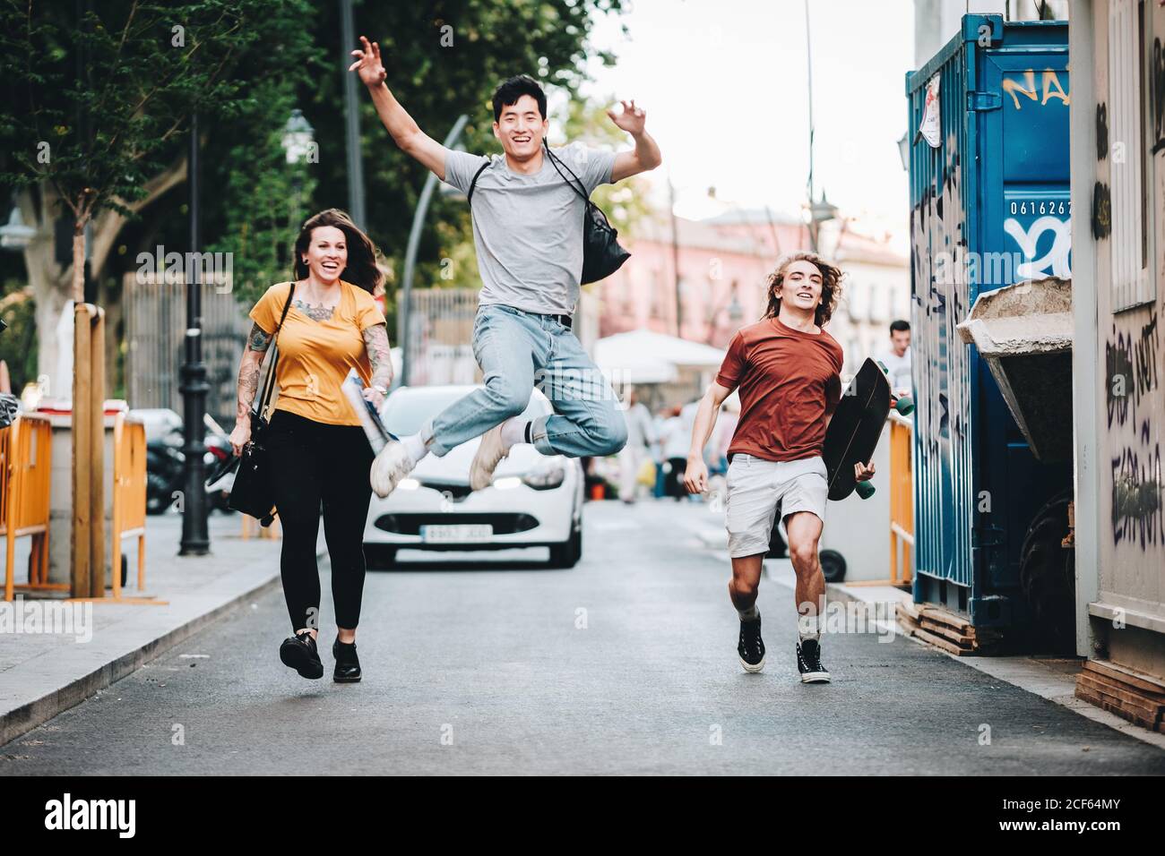 People hurrying hi-res stock photography and images - Alamy