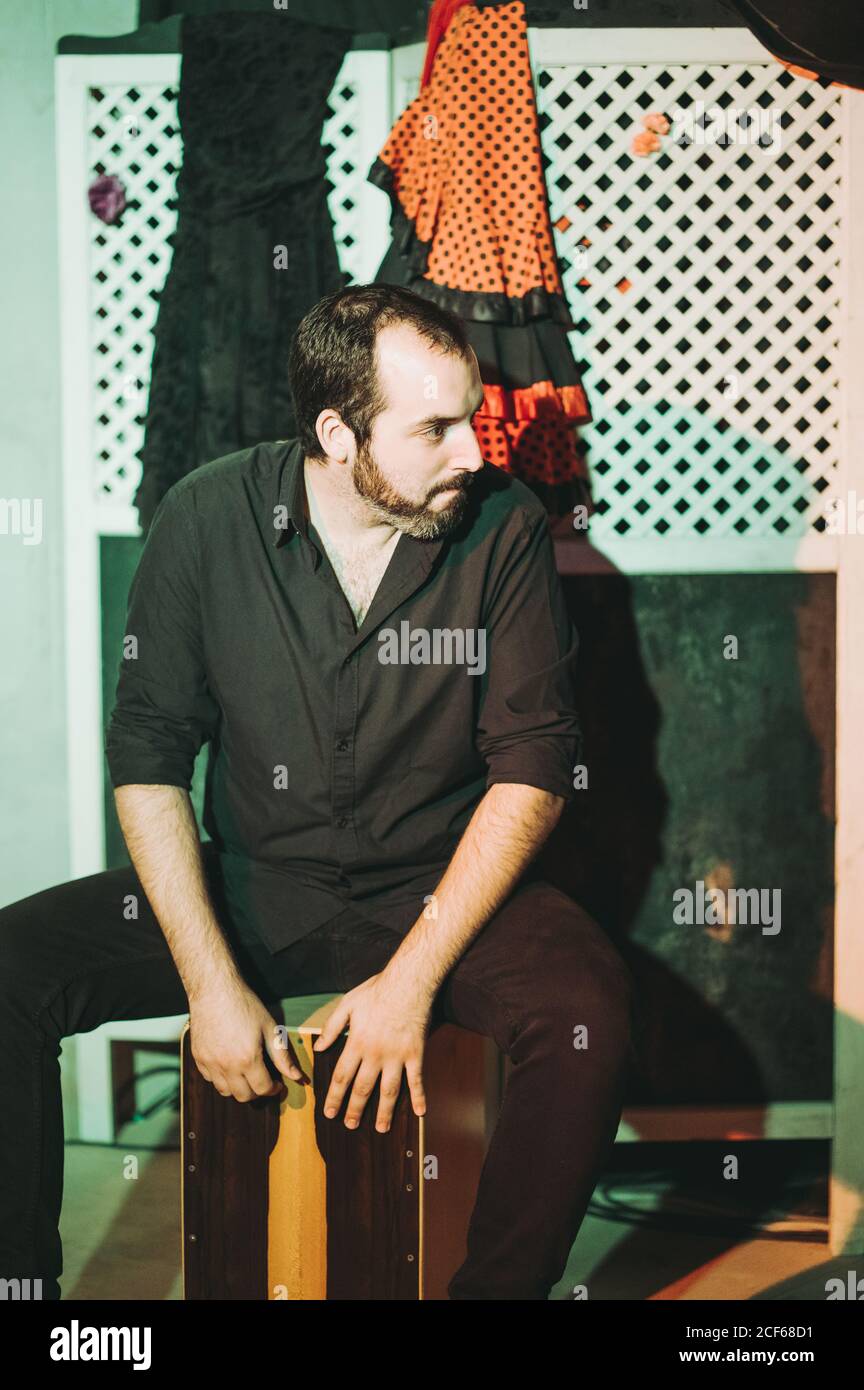 Audience clapping theater hi-res stock photography and images - Alamy