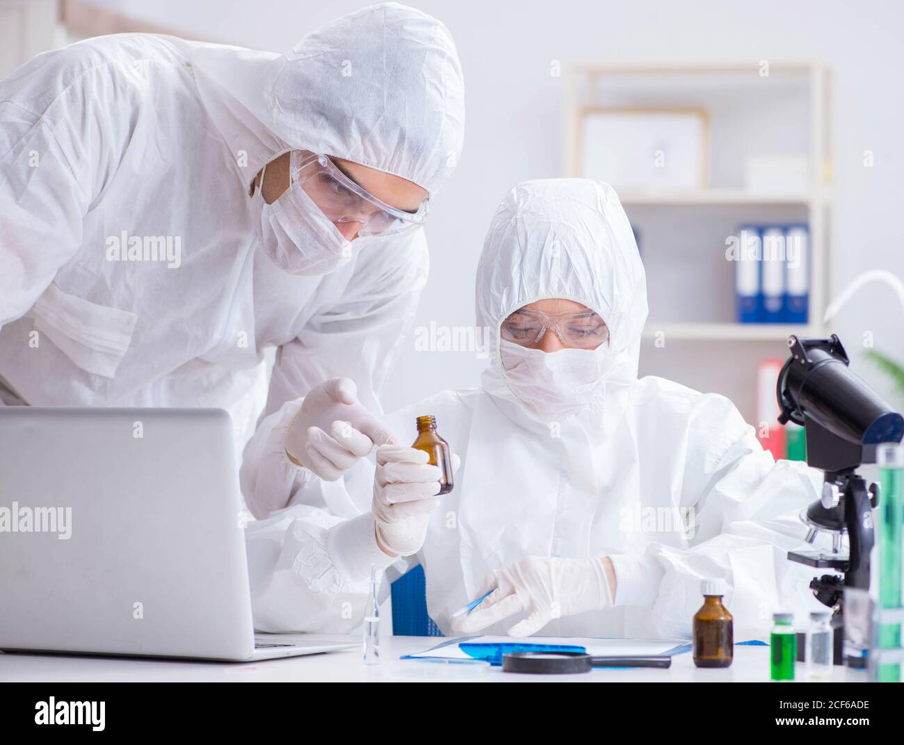 The two scientists working in the chemical lab Stock Photo - Alamy