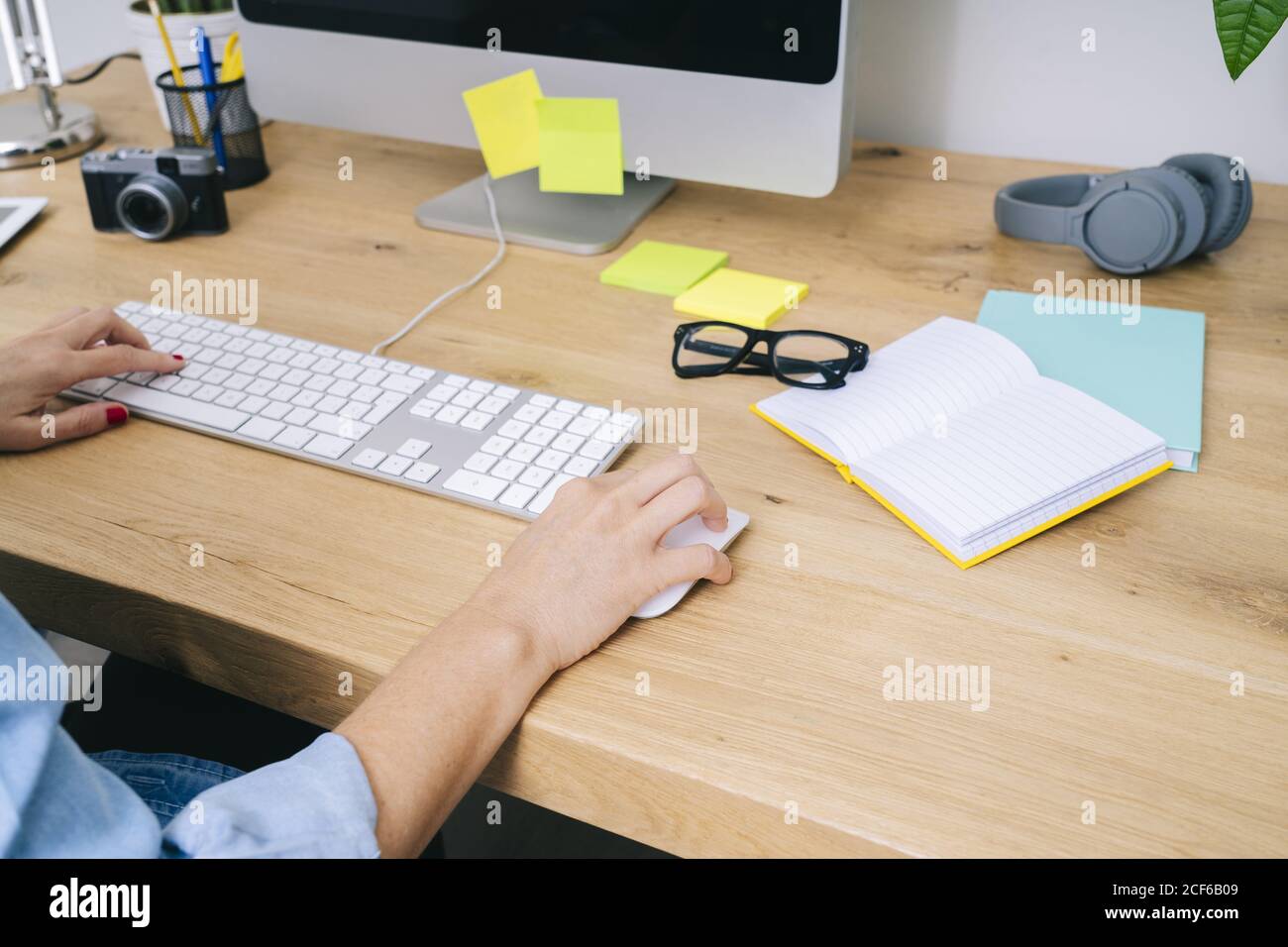 Woman working computer desk hi-res stock photography and images - Alamy