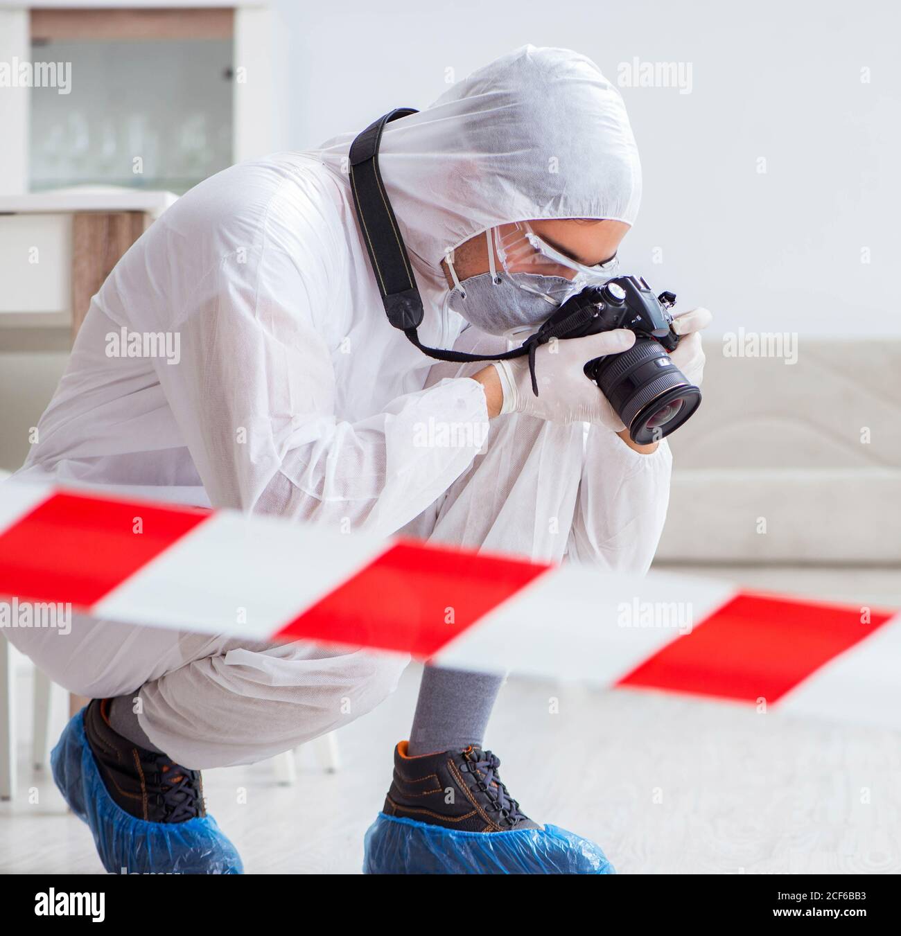 The forensic expert at crime scene doing investigation Stock Photo - Alamy