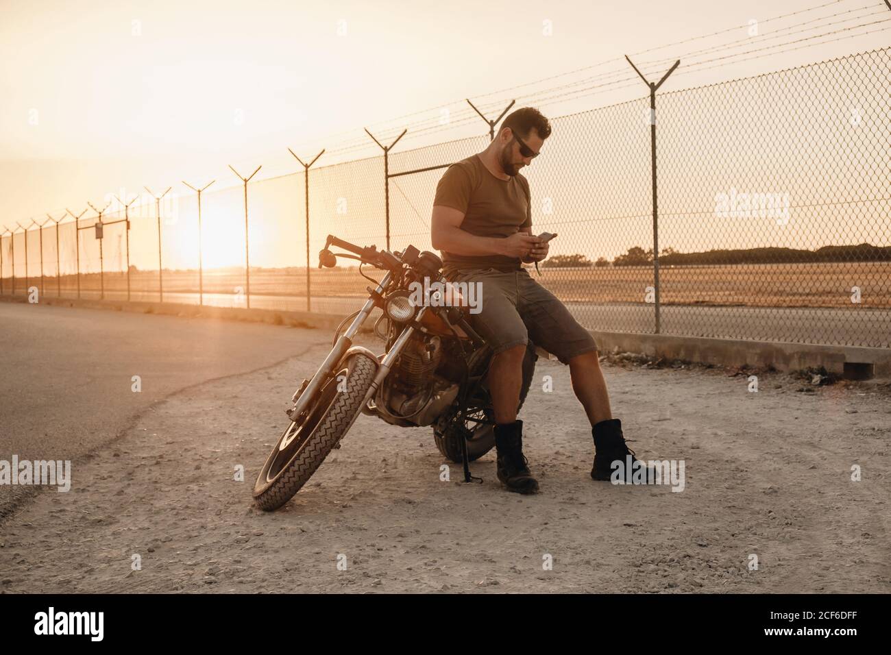 Man leaning on motorcycle hi-res stock photography and images - Alamy