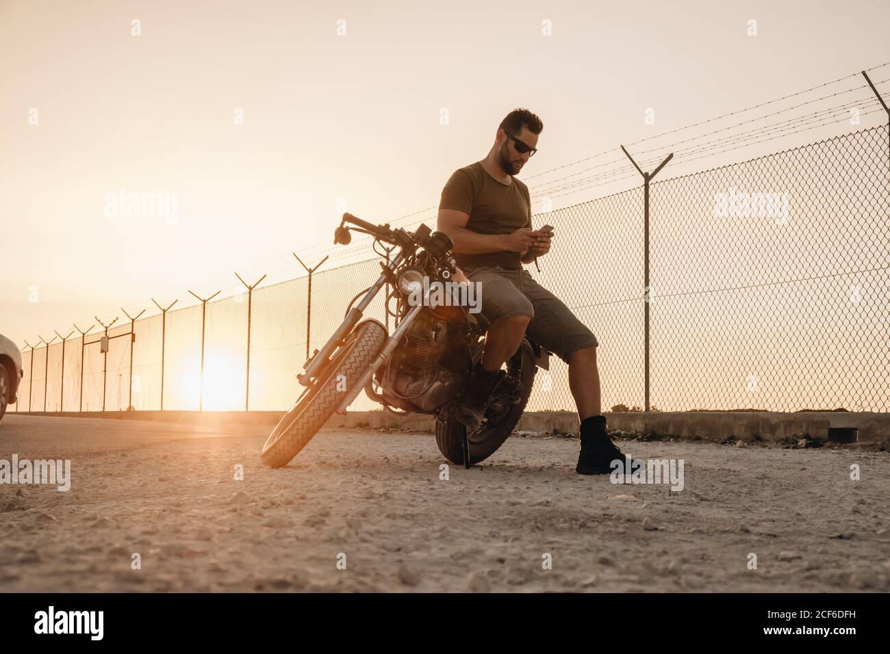 Man leaning on motorcycle hi-res stock photography and images - Alamy