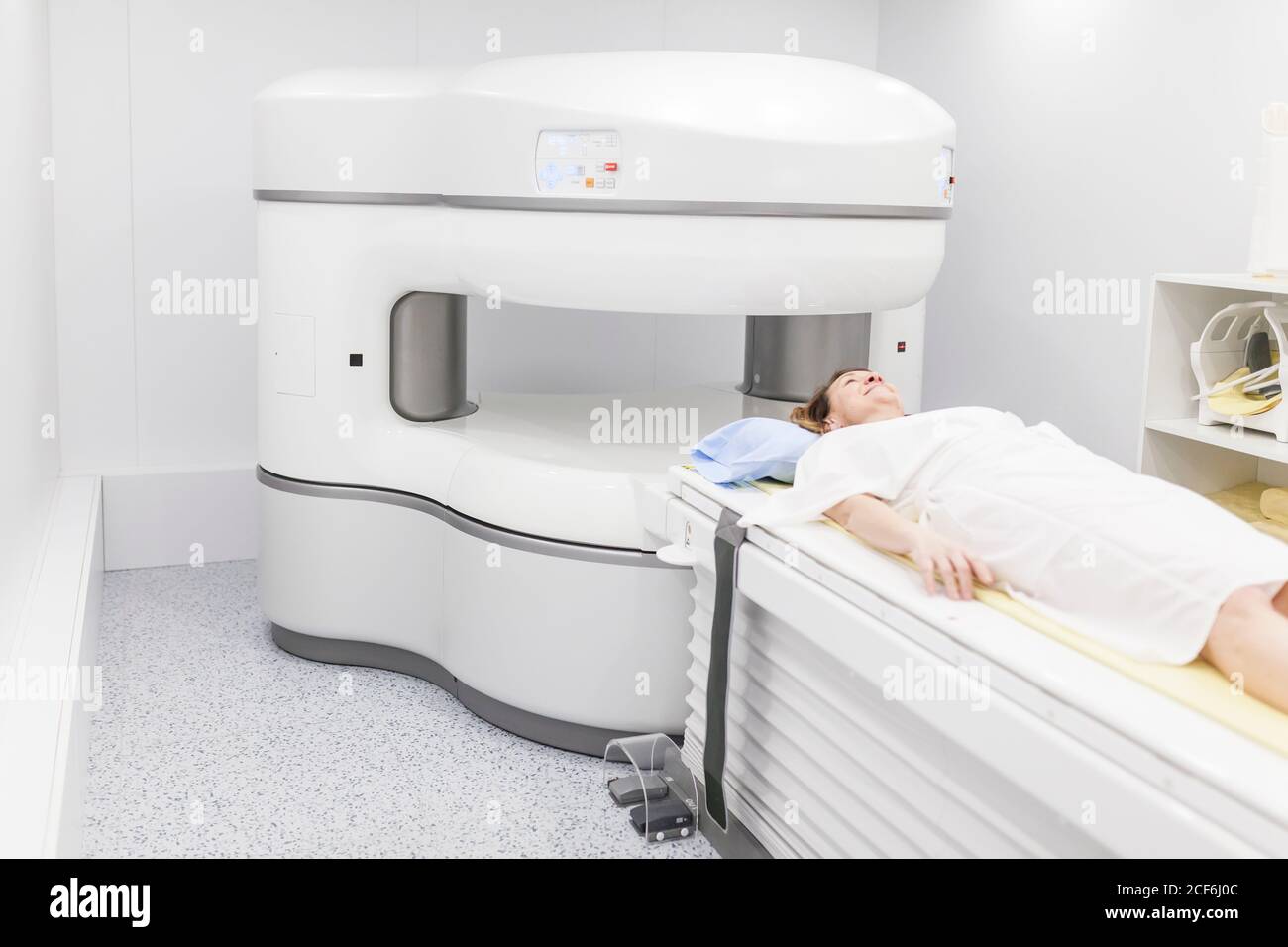 Open mri hi-res stock photography and images - Alamy