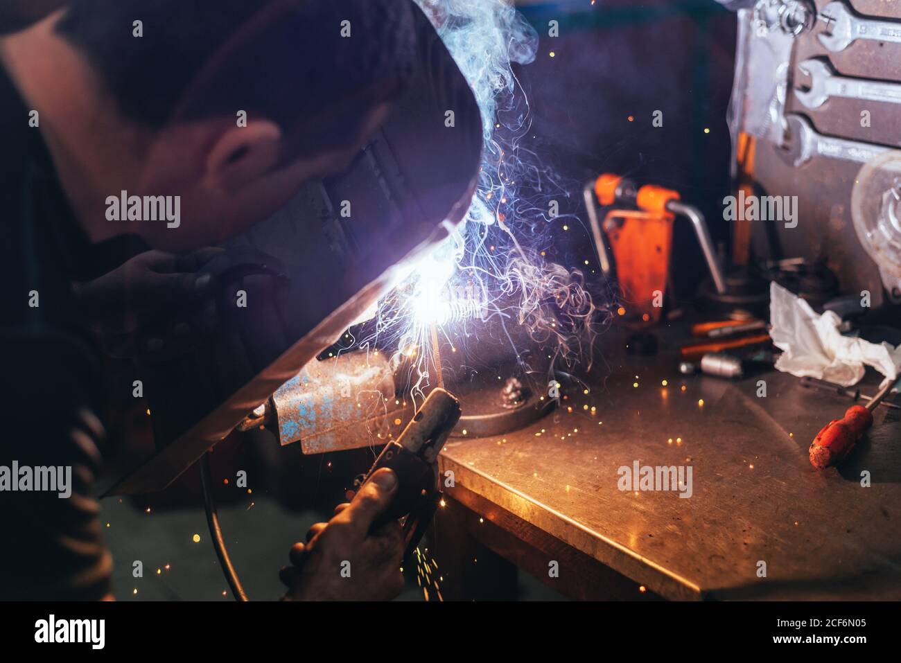 Welder cutting metal in hi-res stock photography and images - Alamy