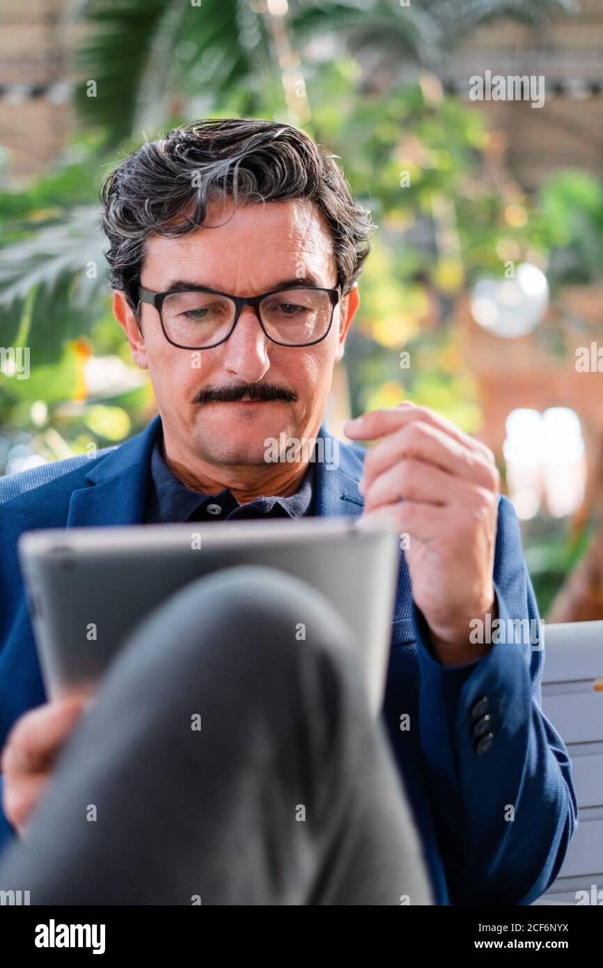 Elderly digital scrolling hi-res stock photography and images - Alamy