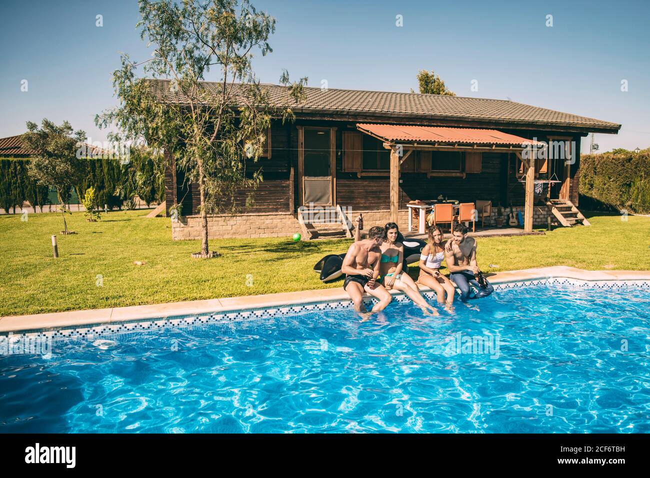 Friends beer poolside hi-res stock photography and images - Alamy