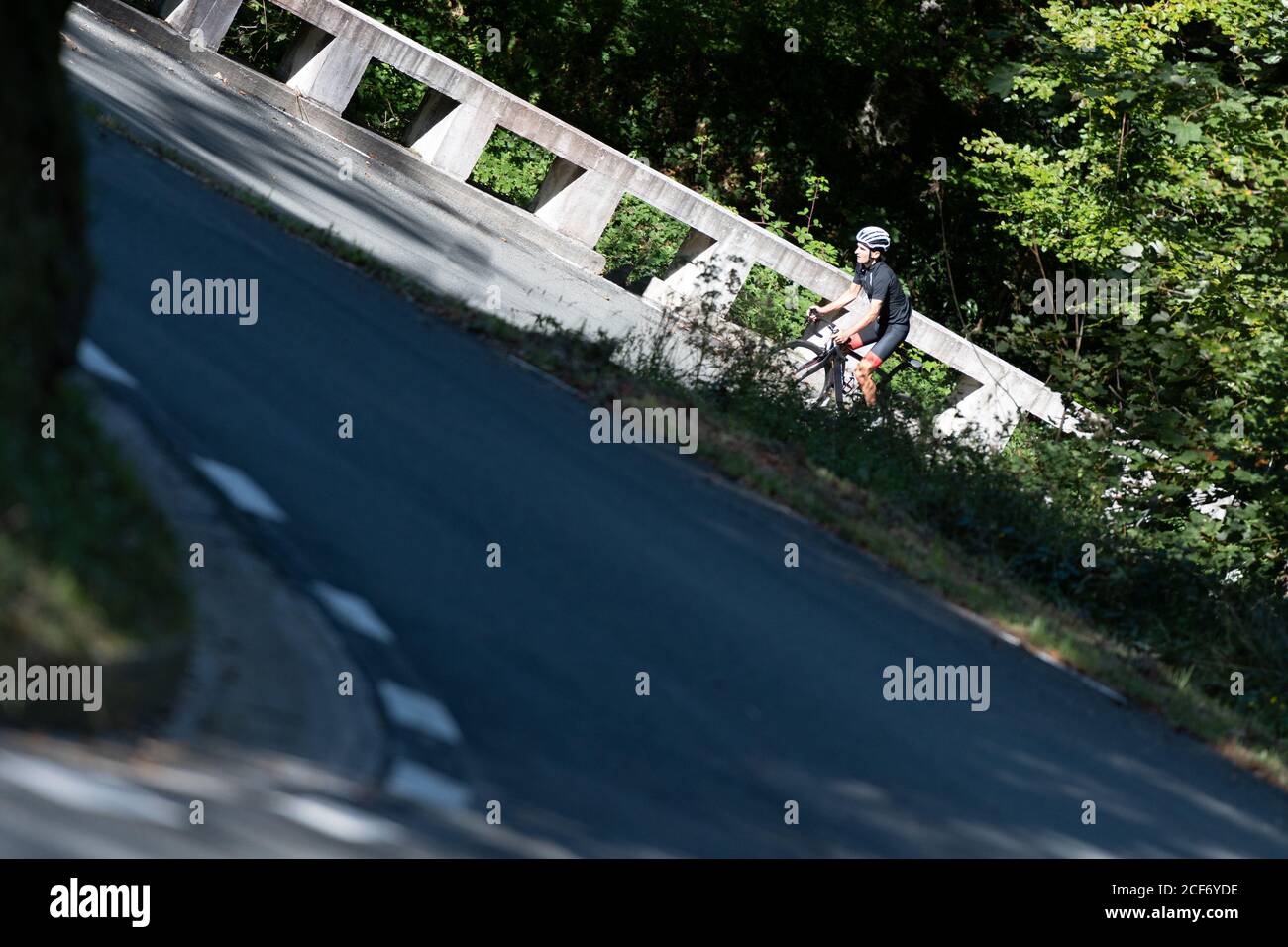 Side view professional cyclist hi-res stock photography and images - Alamy