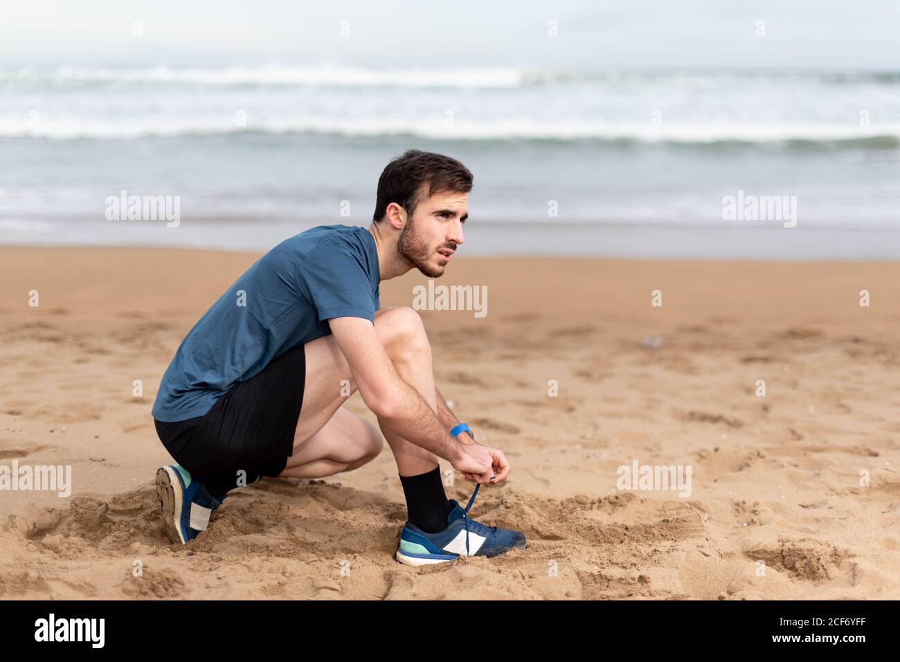 Squat man hi-res stock photography and images - Alamy