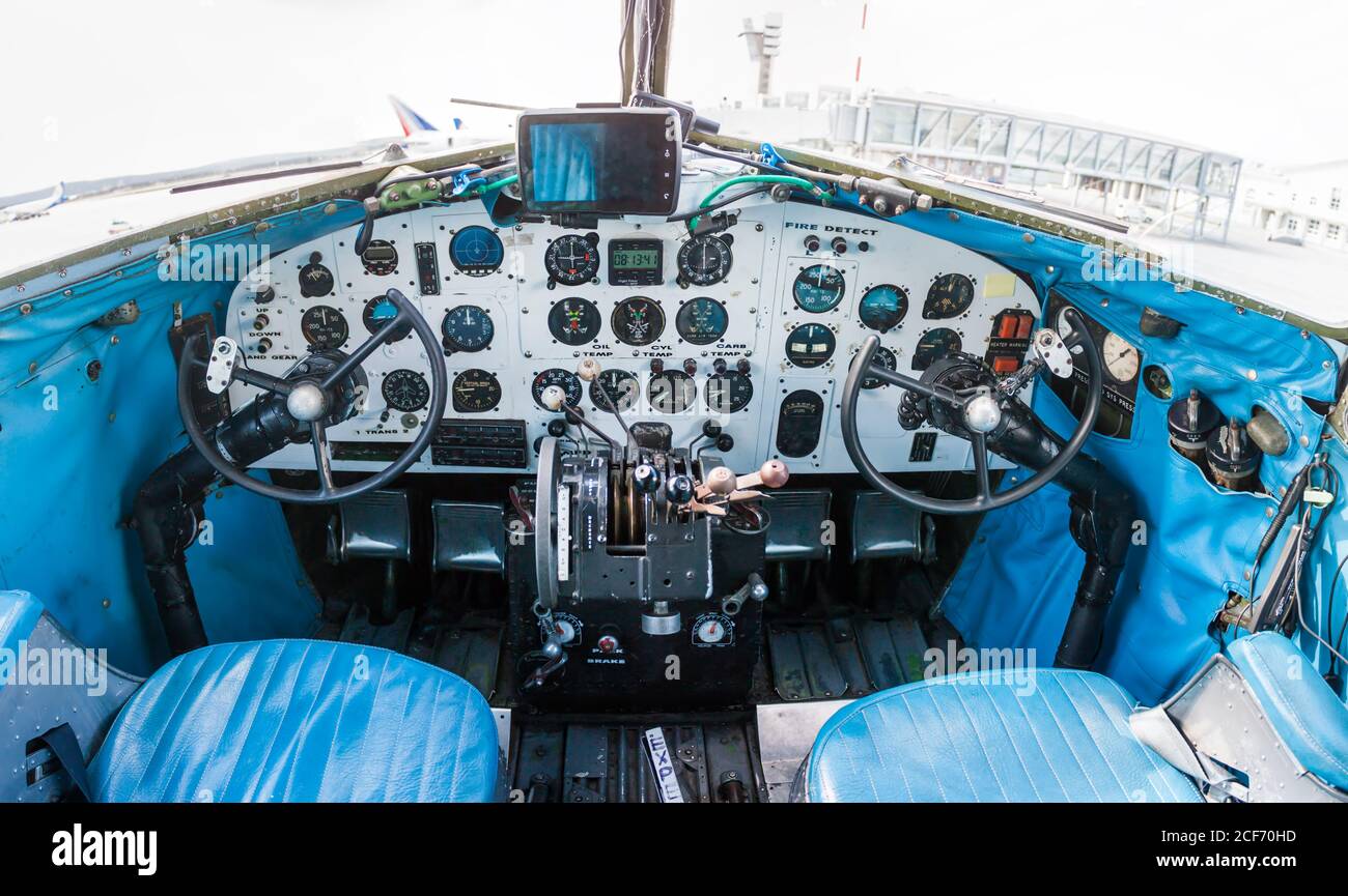 Cockpit of retro plane Stock Photo - Alamy