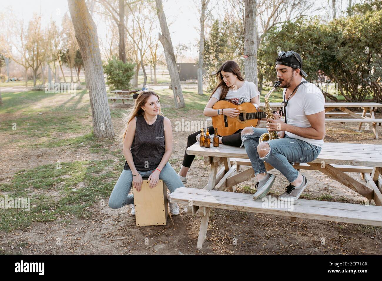 Musicians saxophone guitar hi-res stock photography and images - Alamy