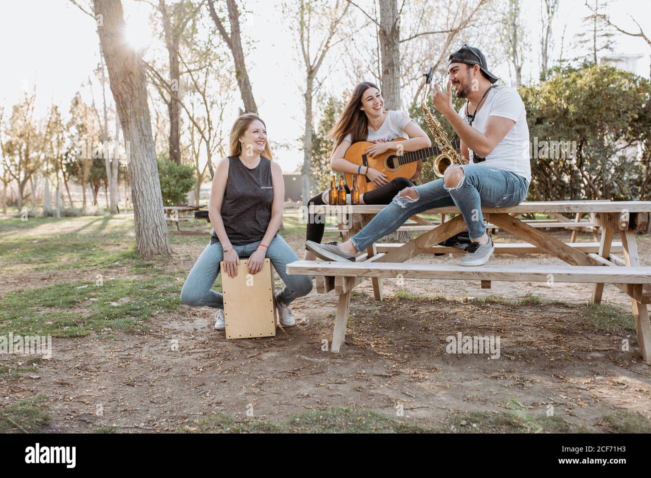 Musicians saxophone guitar hi-res stock photography and images - Alamy