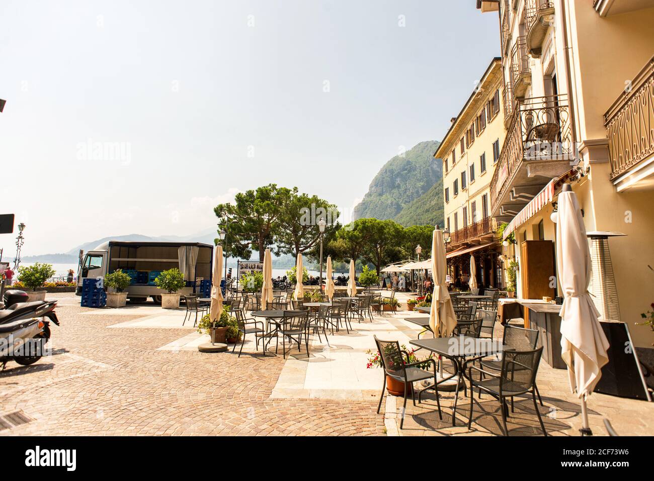 Lake como cafe hi-res stock photography and images - Alamy
