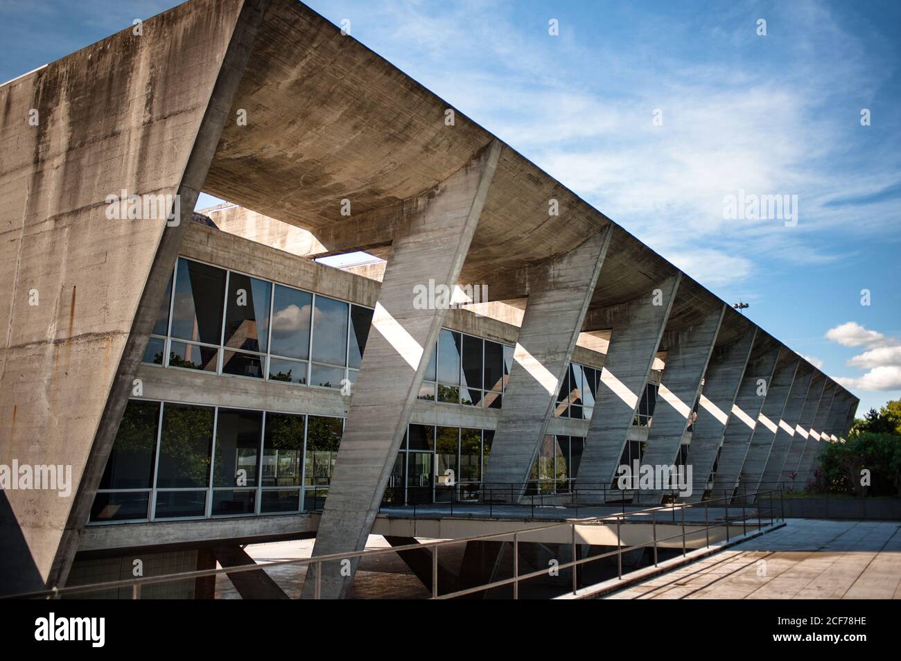 Side view of Museum of Contemporary Art in Brasil Stock Photo - Alamy
