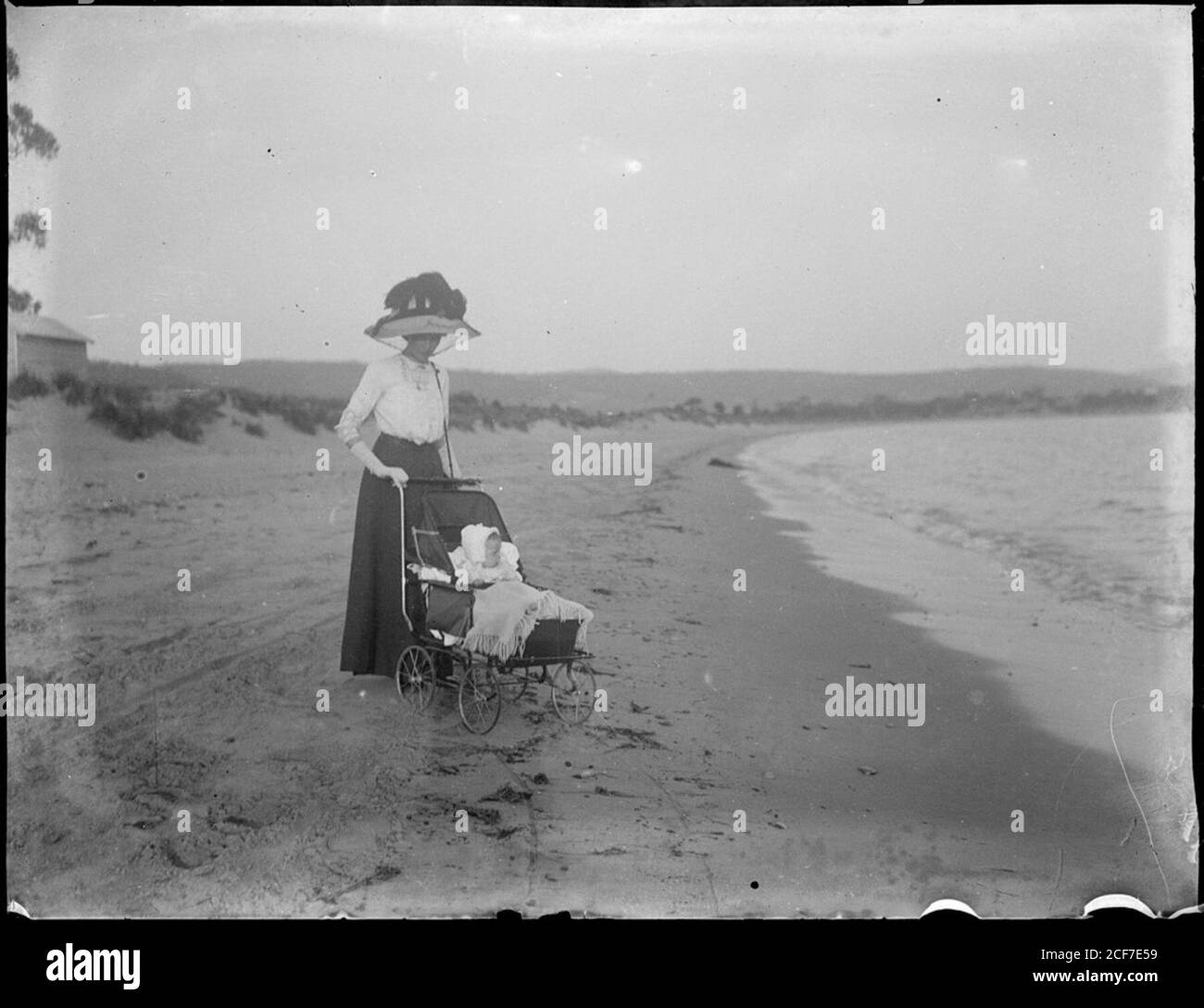 1900 woman beach hi-res stock photography and images - Alamy