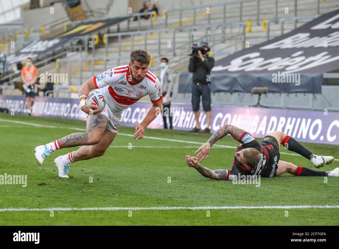 Greg Minikin (5) of Hull KR breaks through to go over for a try Stock ...