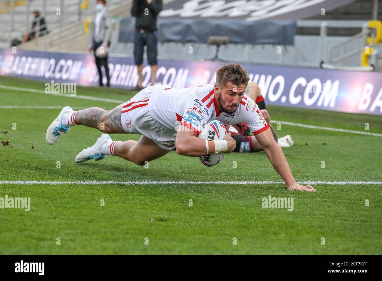 Greg Minikin (5) of Hull KR breaks through to go over for a try Stock ...