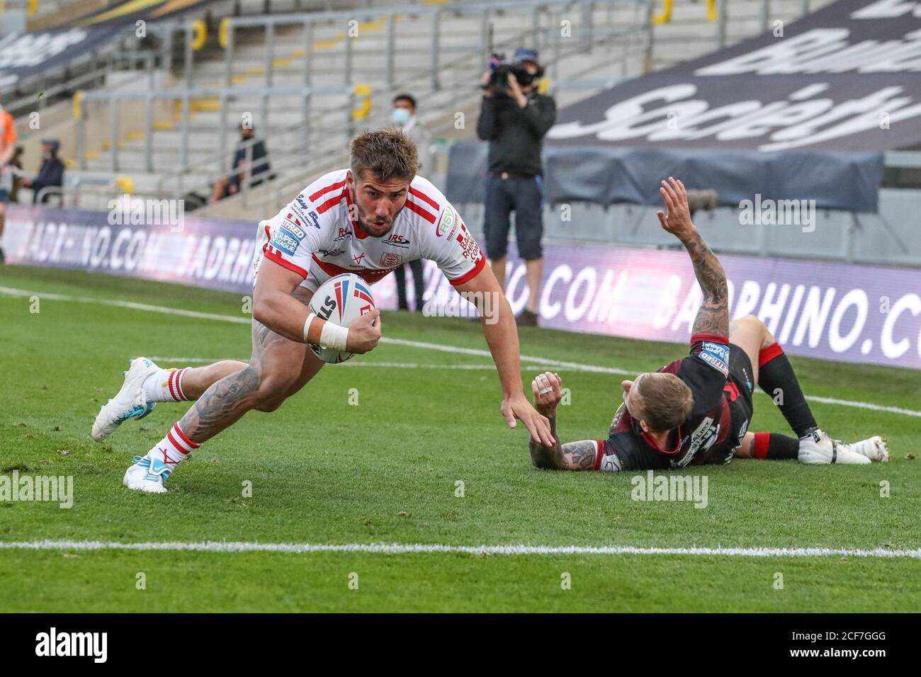 Greg Minikin (5) of Hull KR breaks through to go over for a try Stock ...