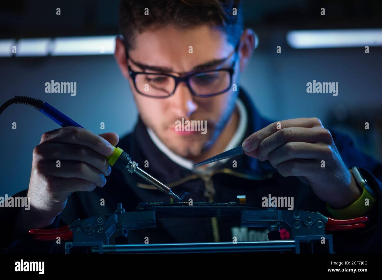 Man fixing an electronic device hi-res stock photography and images - Alamy