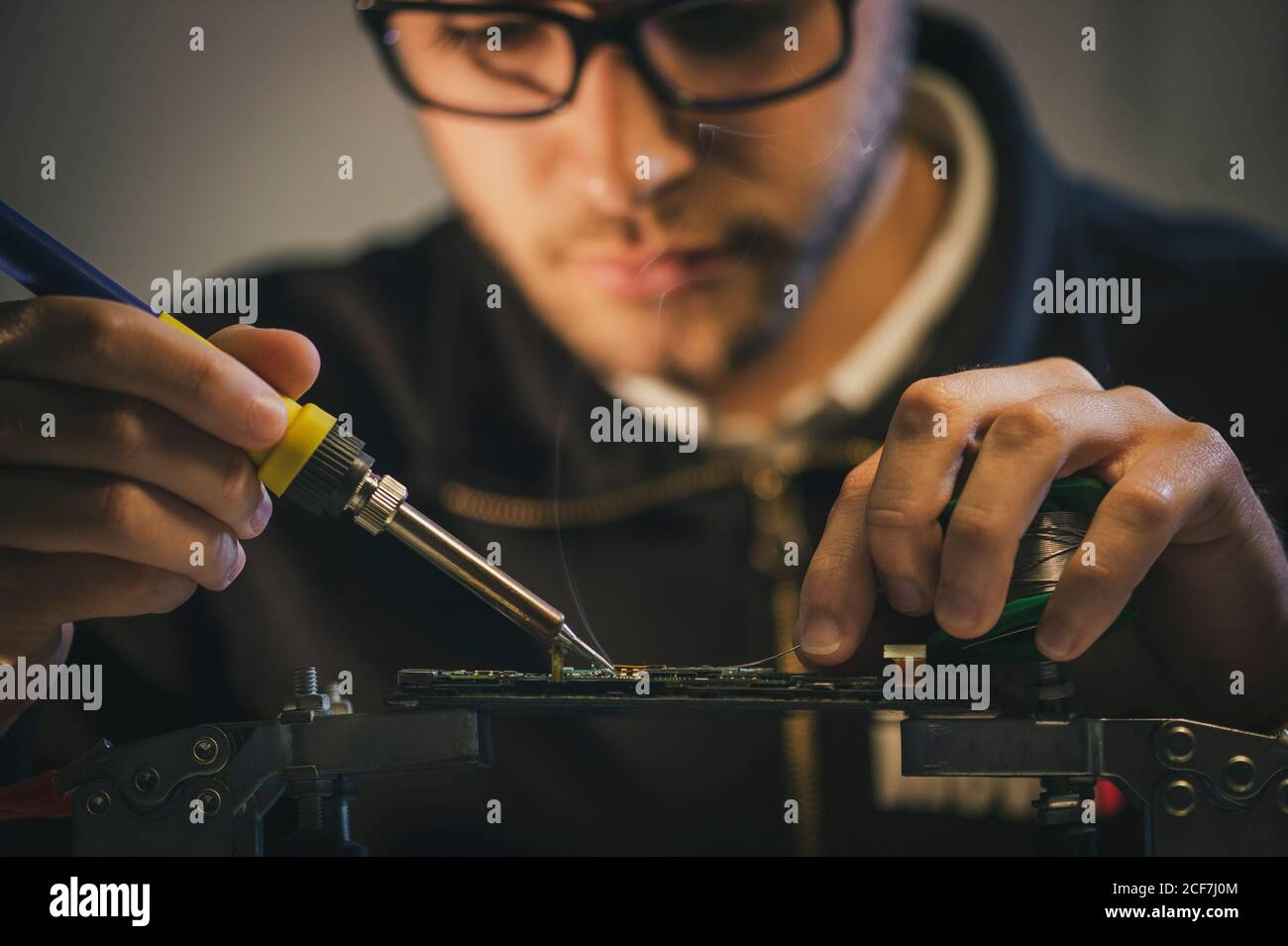 Man fixing an electronic device hi-res stock photography and images - Alamy