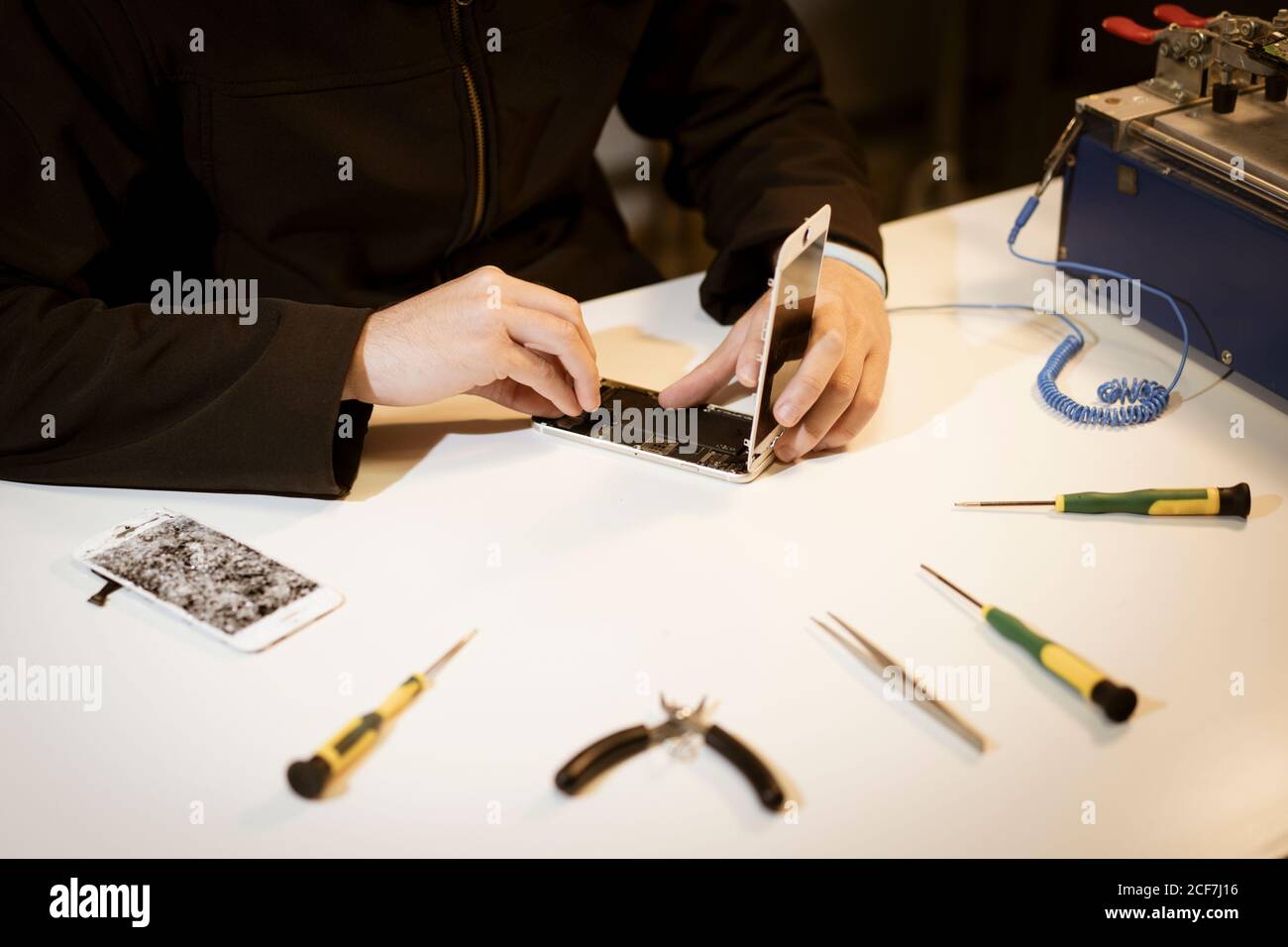 Hands repairing electronic device hi-res stock photography and images ...