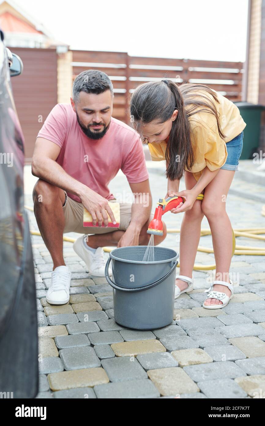 Sitting on hunkers hi-res stock photography and images - Alamy