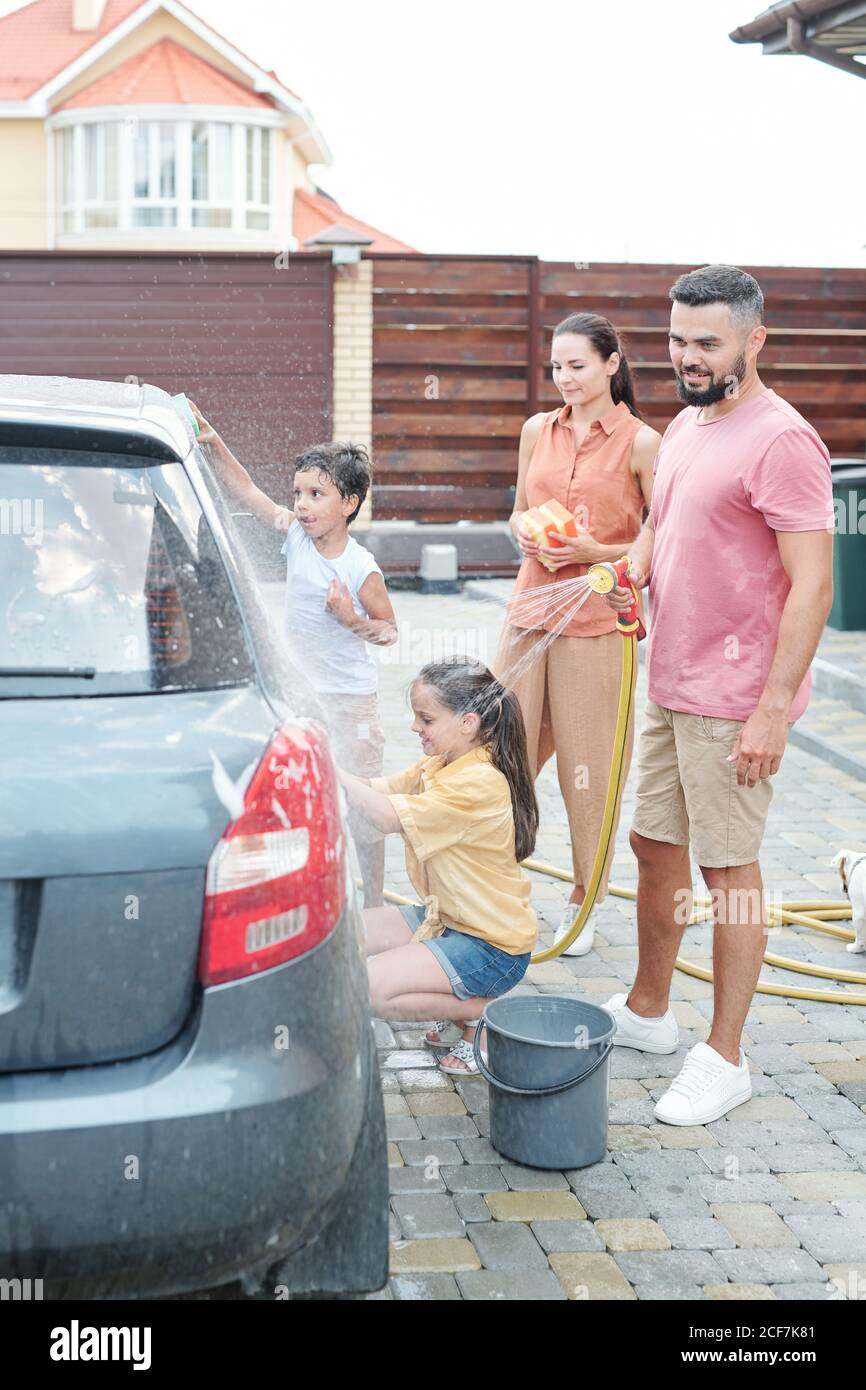 People washing car hi-res stock photography and images - Alamy