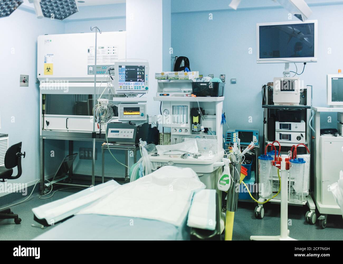 Empty operating room hi-res stock photography and images - Alamy