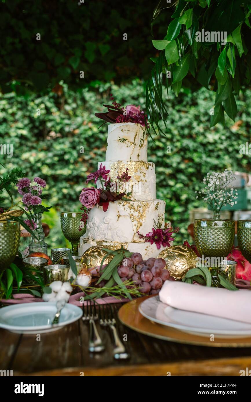 Wedding table with cake hi-res stock photography and images - Alamy