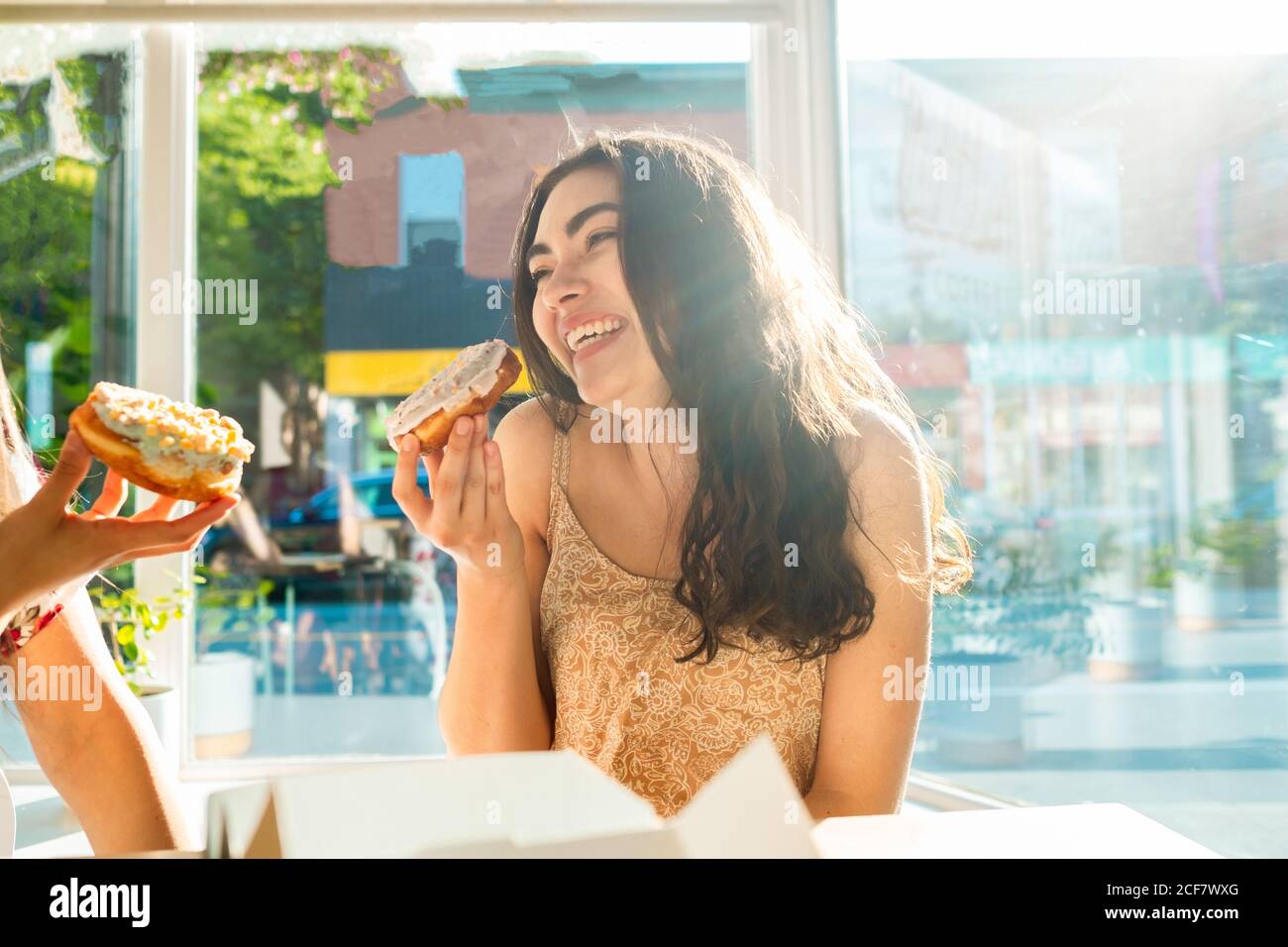 Sitting table eating women hi-res stock photography and images - Alamy