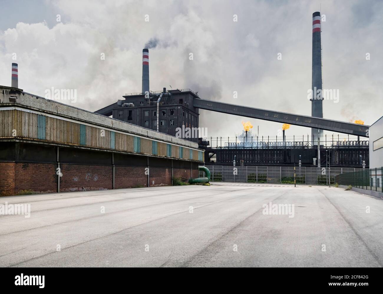 Exterior industrial factory building pipes hi-res stock photography and ...