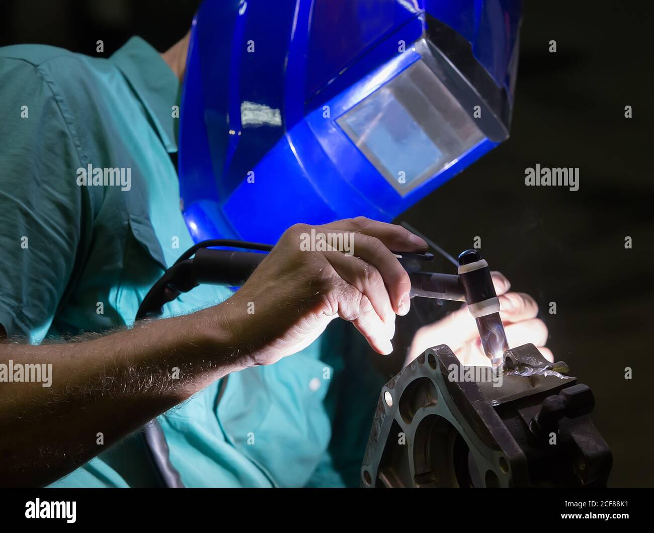 Welder in mask welds hi-res stock photography and images - Alamy